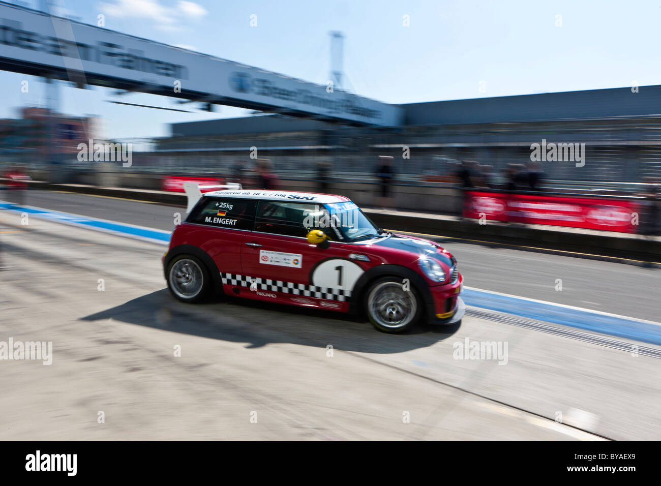 Race of the Mini Coopers, Mini Challenge at the Oldtimer Grand Prix ...