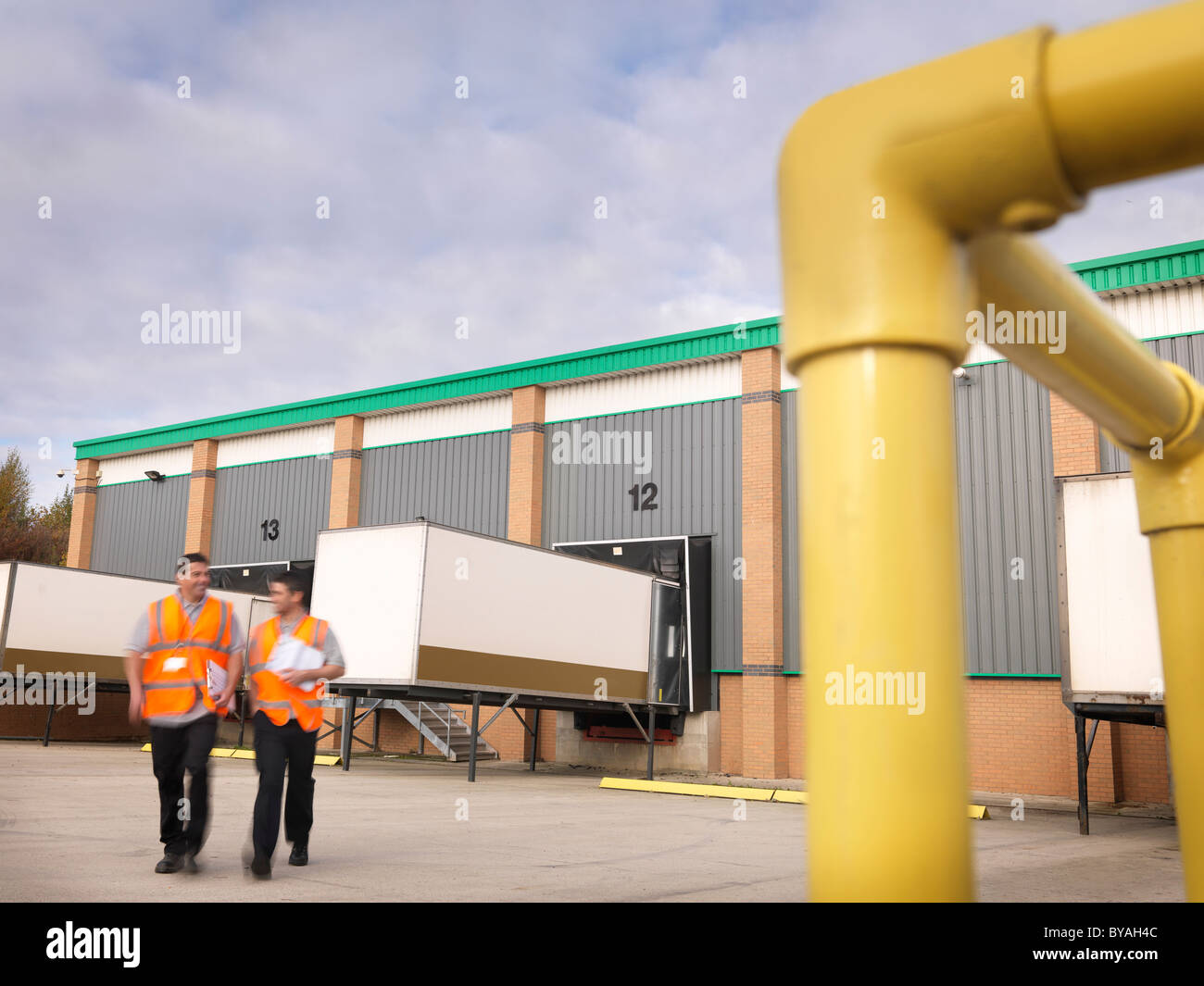 Shipping containers truck lorry hi-res stock photography and images - Alamy