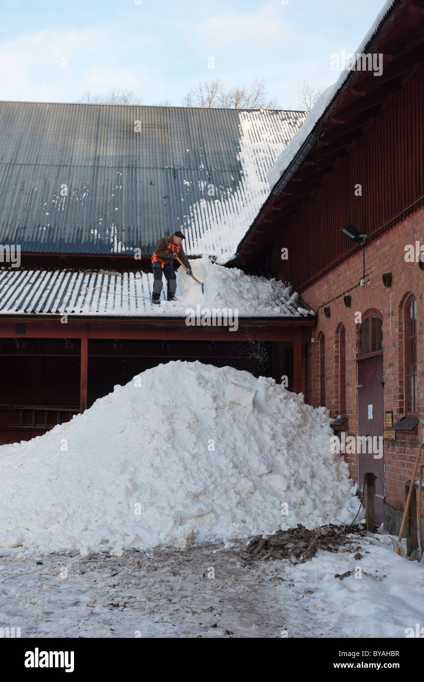 Old man shoveling snow hi-res stock photography and images - Alamy