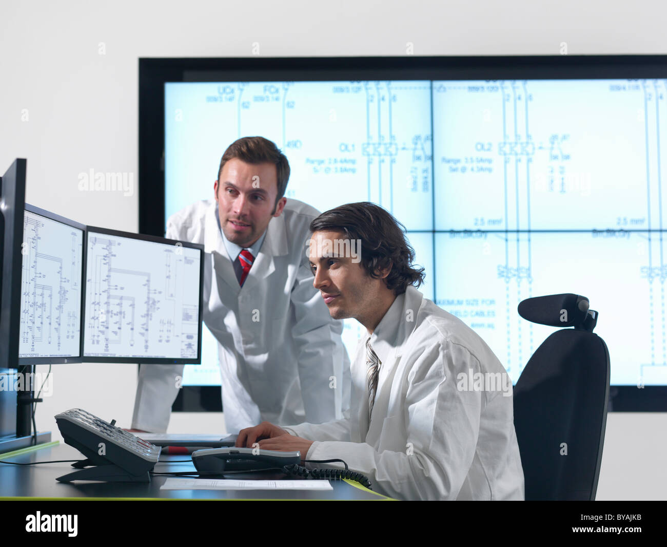 Scientists computer screen data hi-res stock photography and images - Alamy