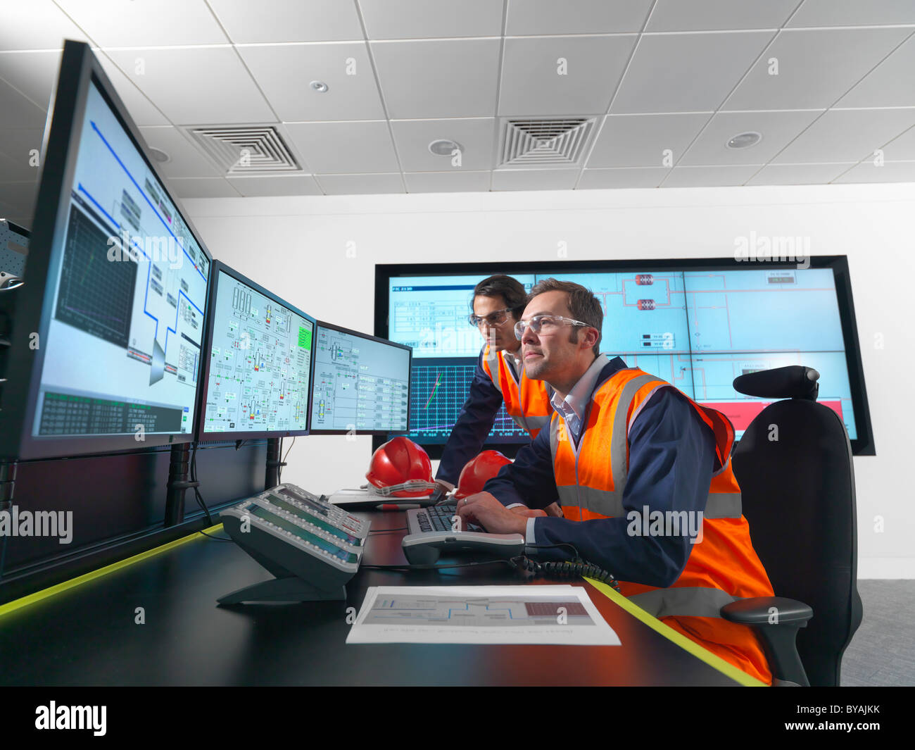 Data analysis control room hi-res stock photography and images - Alamy