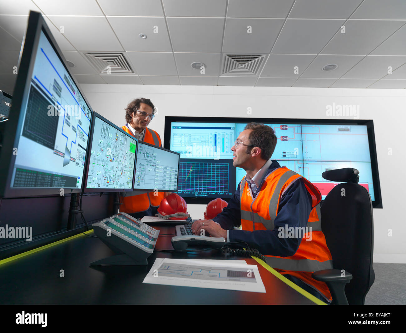Screens control room hi-res stock photography and images - Alamy
