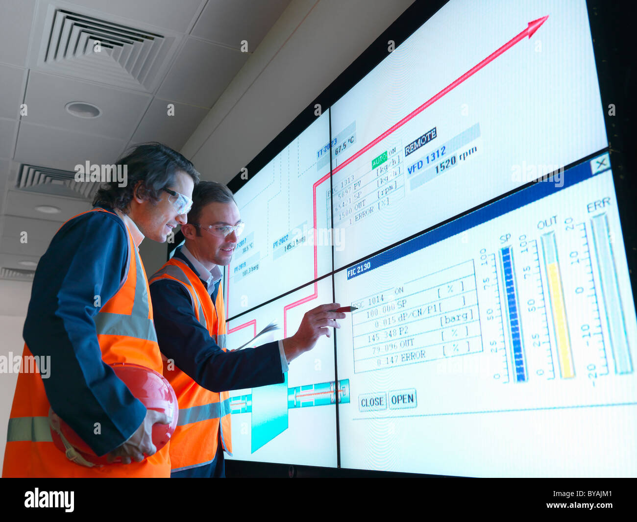 Data analysis control room hi-res stock photography and images - Alamy