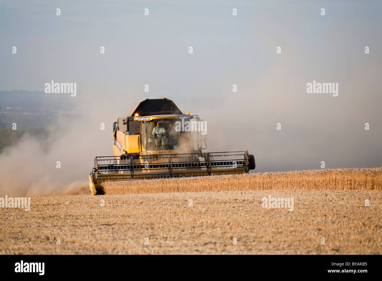 New Holland CX880 combine harvester at work in Oxfordshire England ...