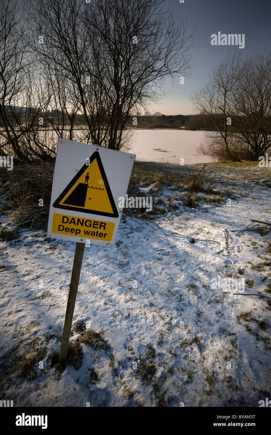 Deep water danger sign pond hi-res stock photography and images - Alamy