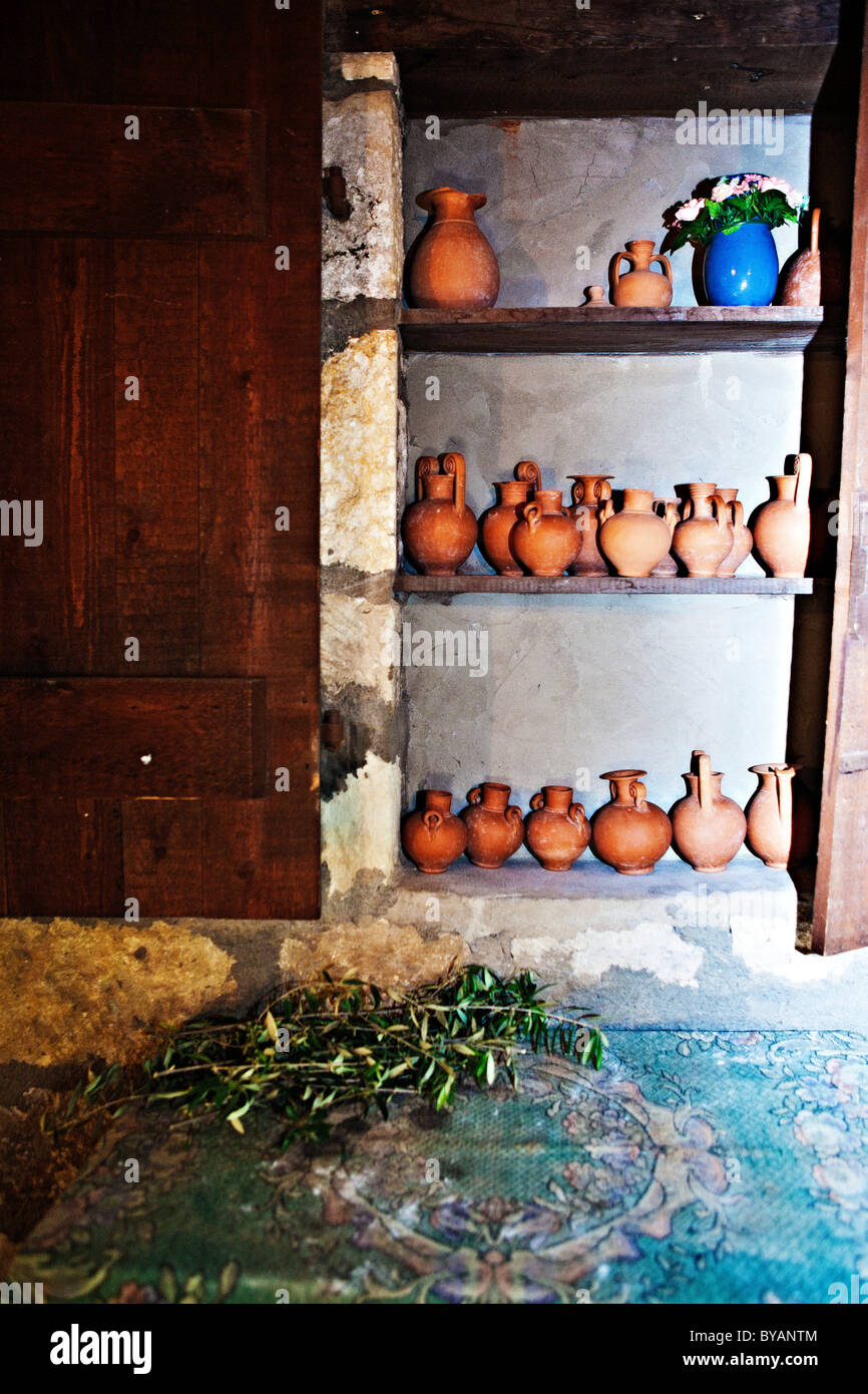 TRADITIONAL CRETAN VILLAGE POTTERY AROLITHOS Stock Photo - Alamy