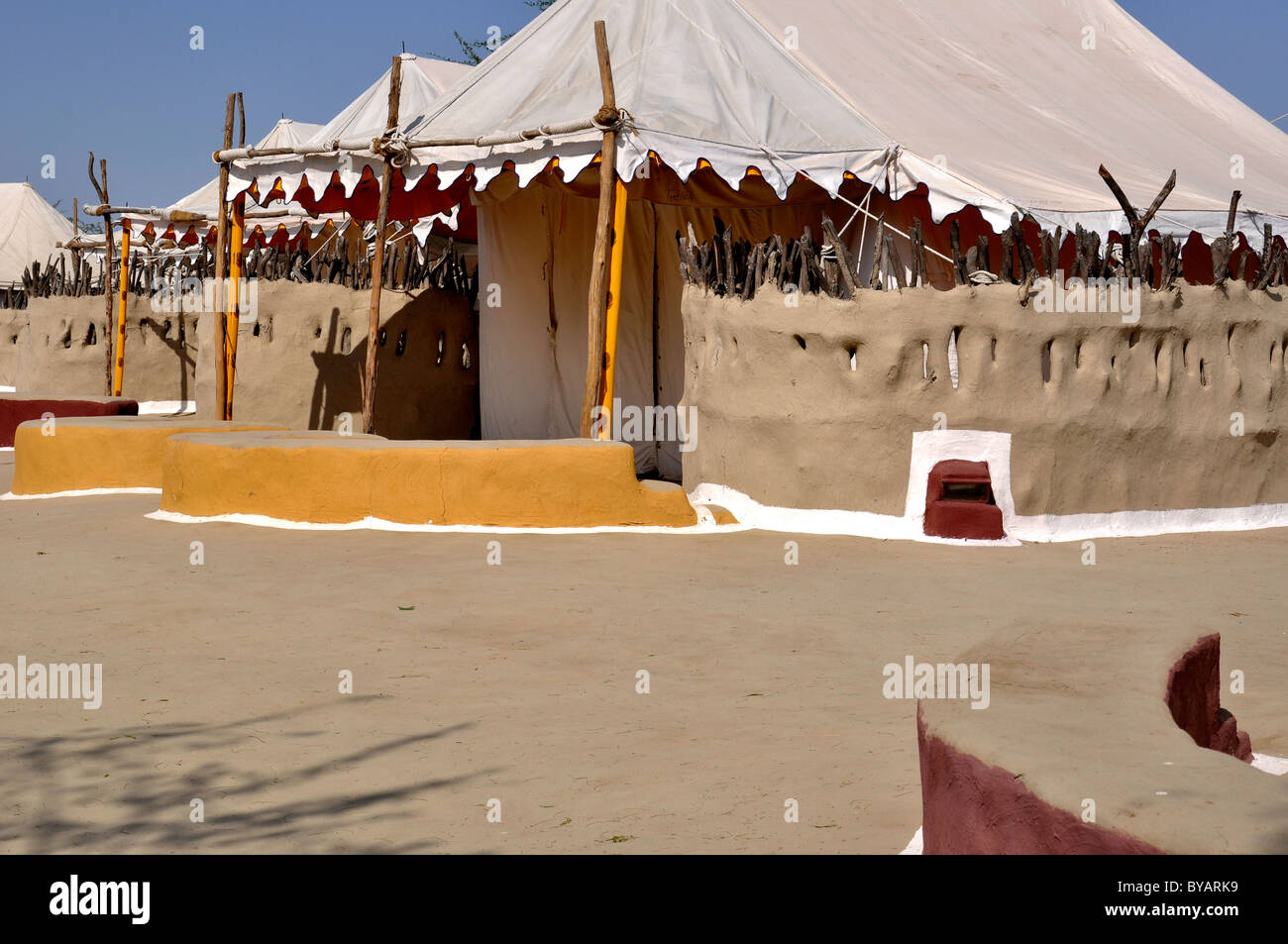 Mud house hi-res stock photography and images - Alamy