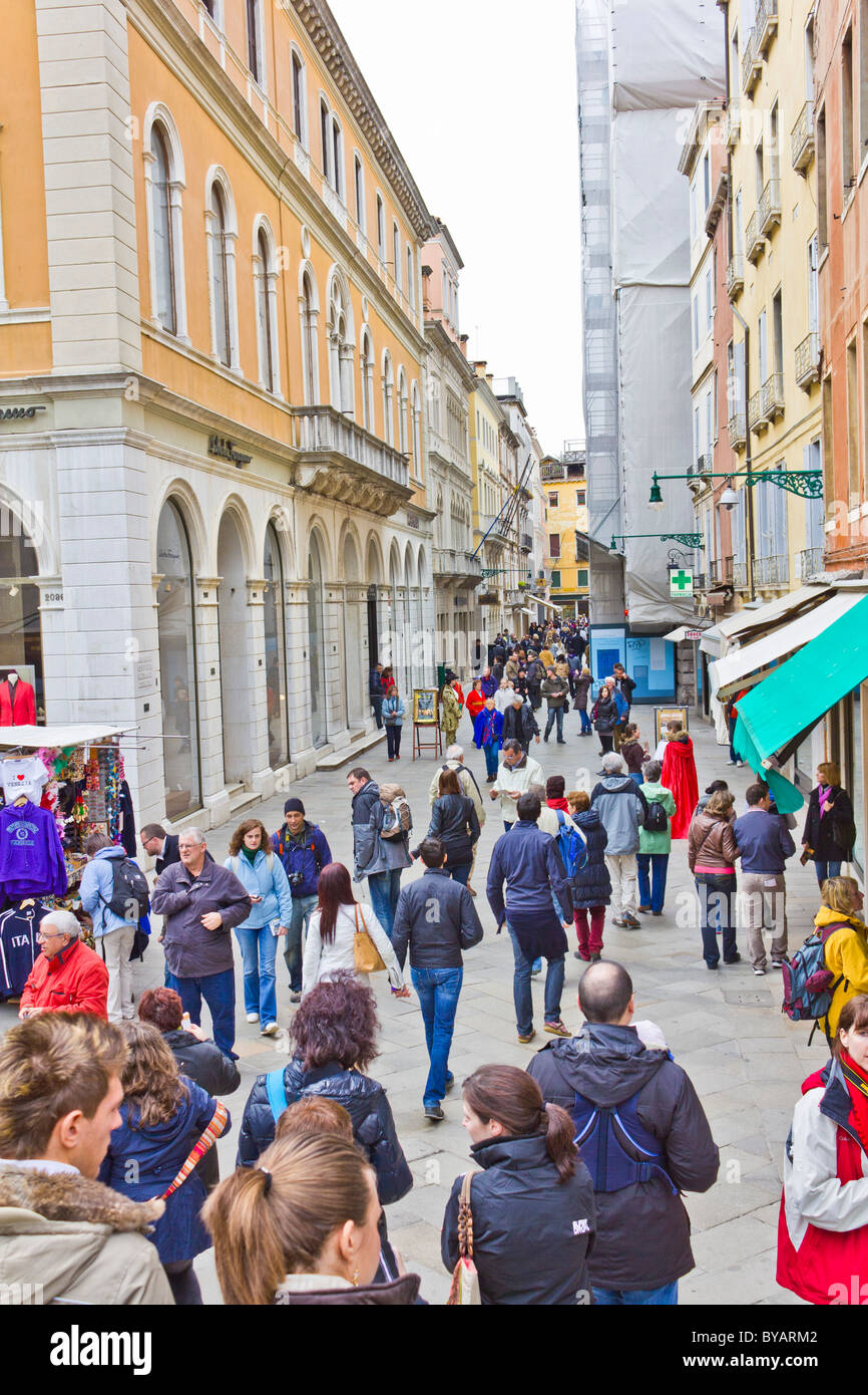 Tourists shopping in Venice Stock Photo - Alamy