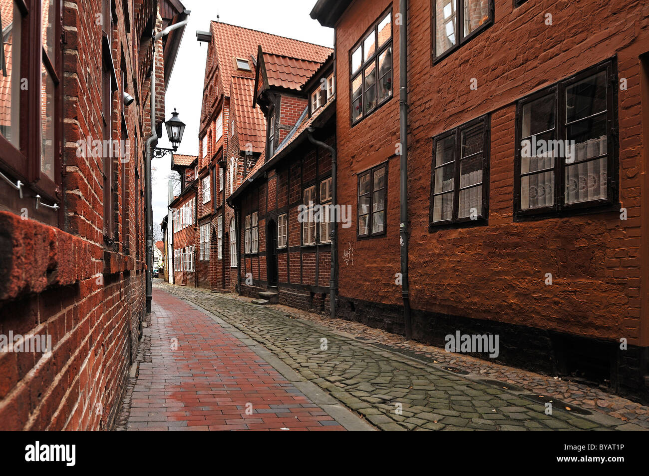 Old alleyway hi-res stock photography and images - Alamy