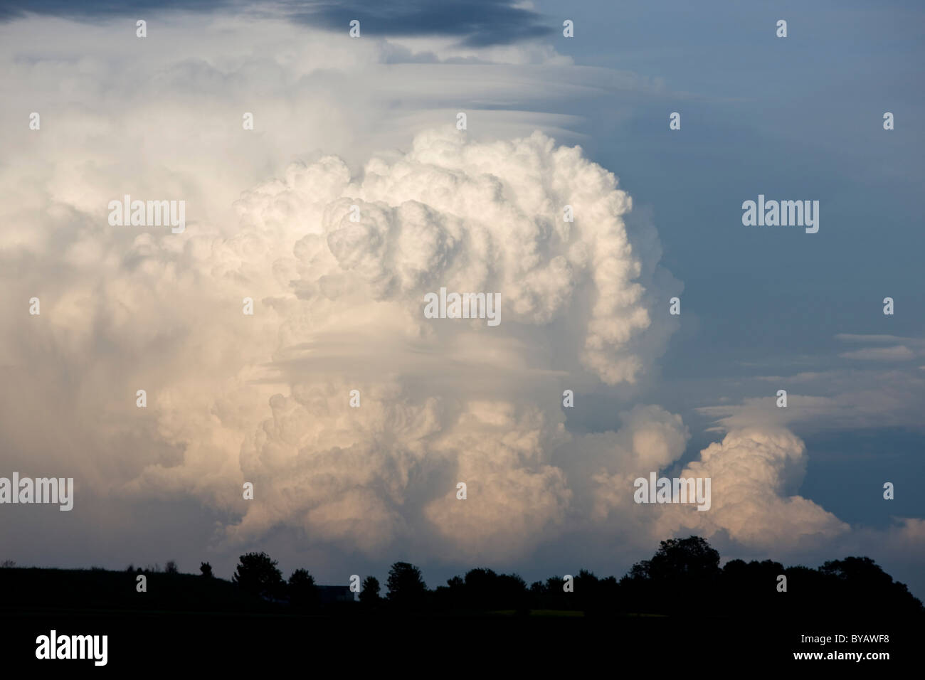 Large cloud formation hi-res stock photography and images - Alamy
