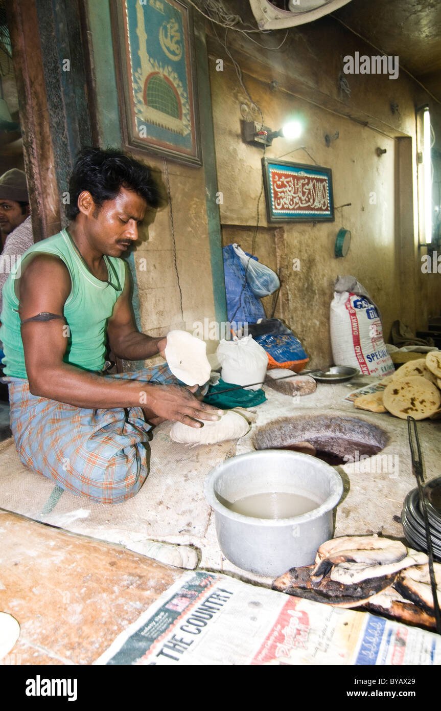 An Indian baker preparing Naan bread in Lucknow Stock Photo - Alamy