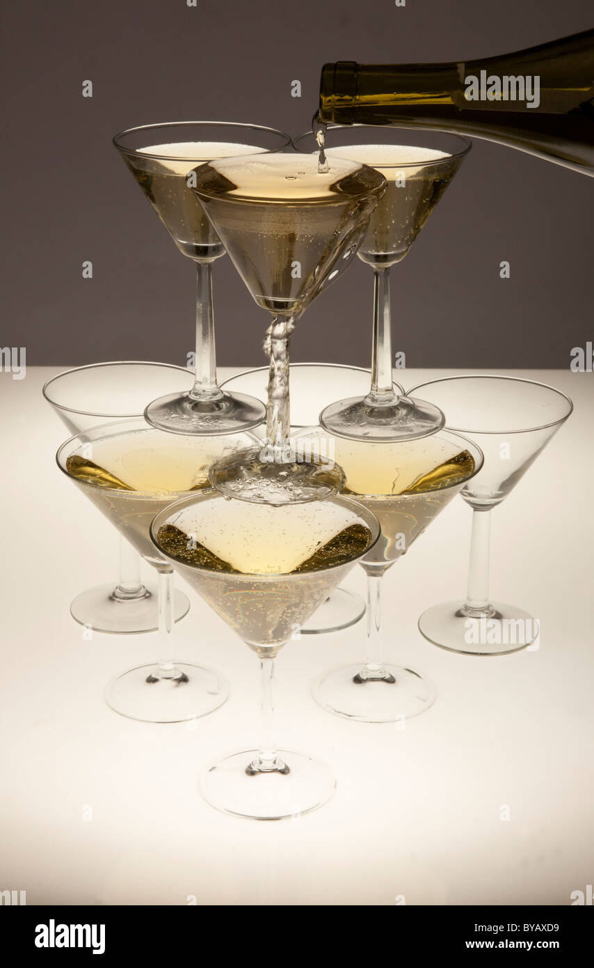 champagne flowing down champagne glasses Stock Photo - Alamy