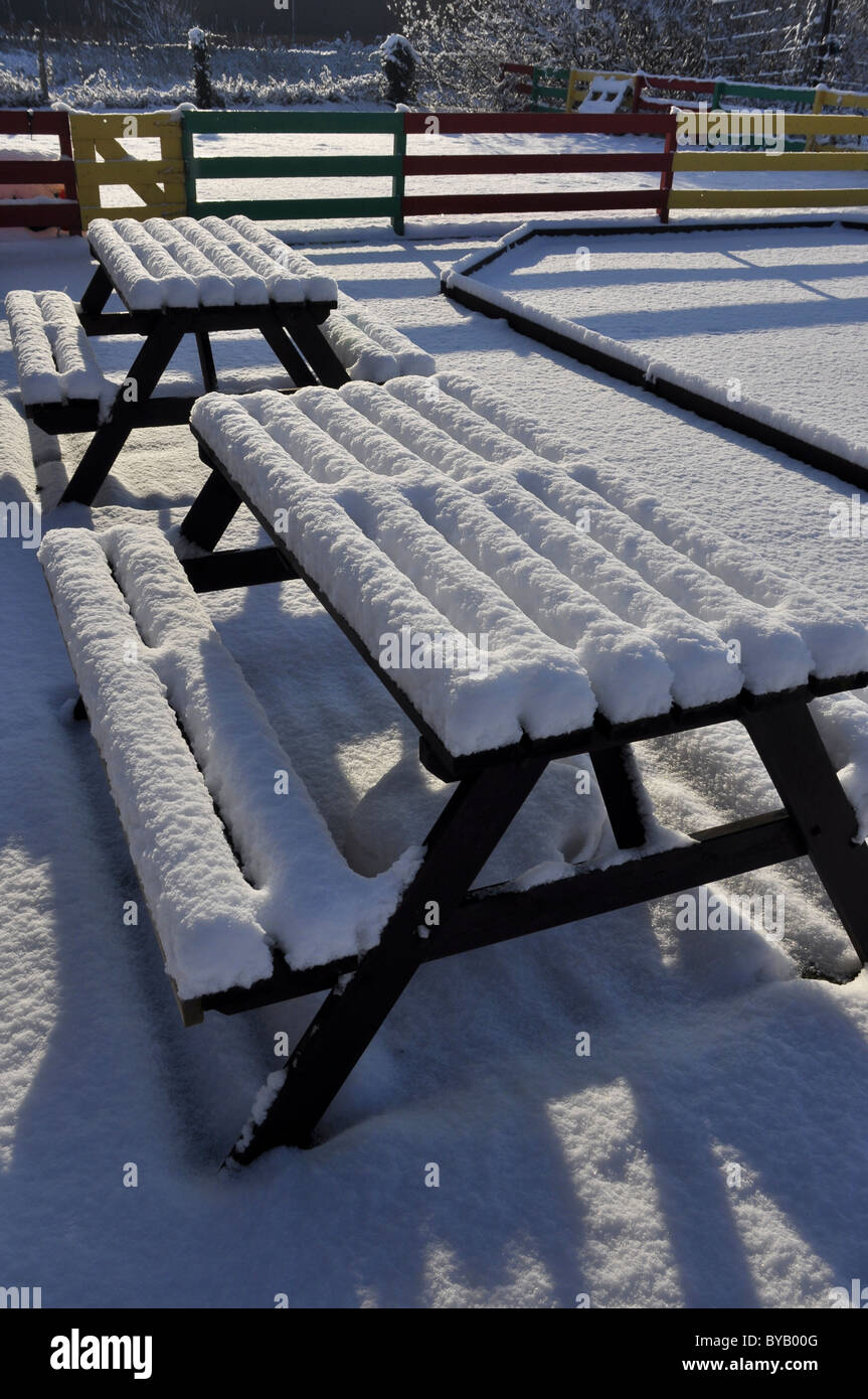 All weather picnic table hi-res stock photography and images - Alamy