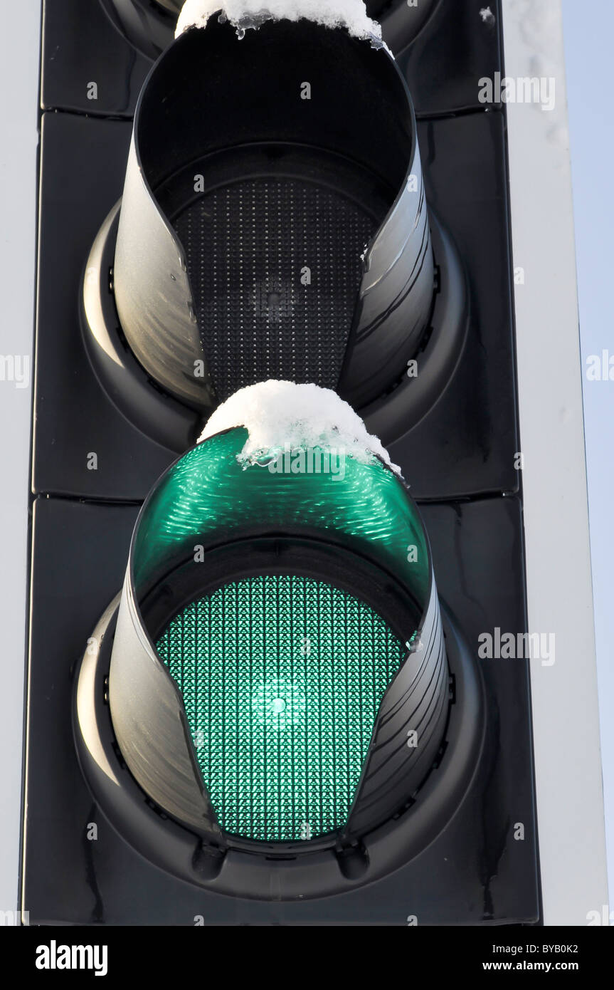 Green traffic light snow hi-res stock photography and images - Alamy