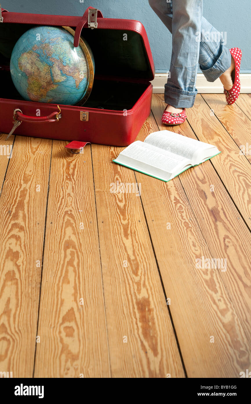 Open suitcase books hi-res stock photography and images - Alamy