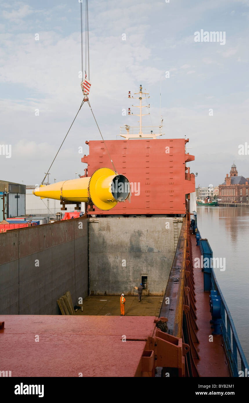 Loading of Seatrax crane sections onto the Sea Hunter cargo vessel in ...