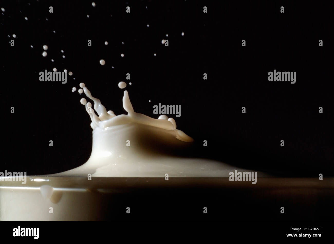 Drop of milk splashing in a glass Stock Photo - Alamy