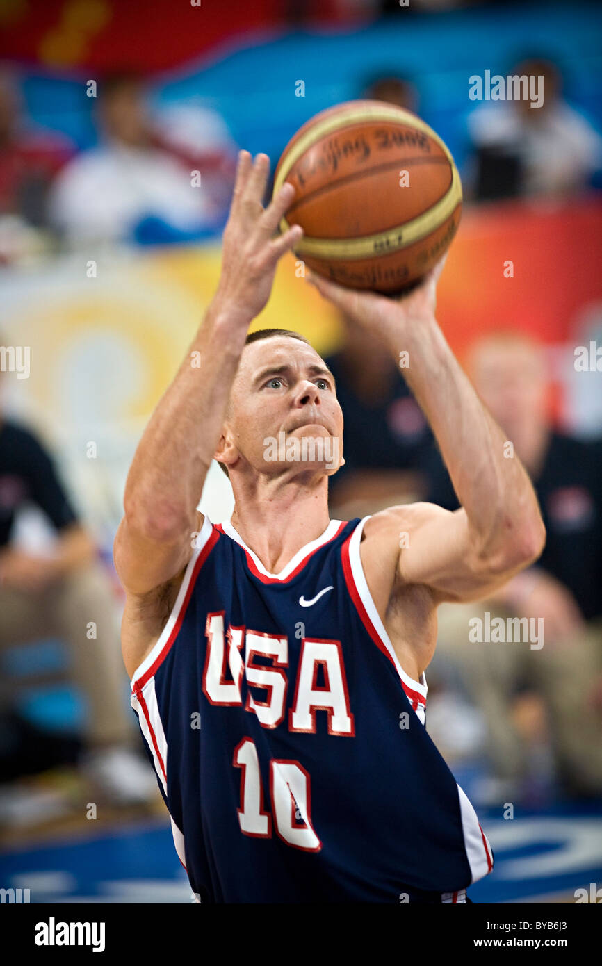 Jeff Glasbrenner USA takes shot at basket in the semi-final wheelchair ...
