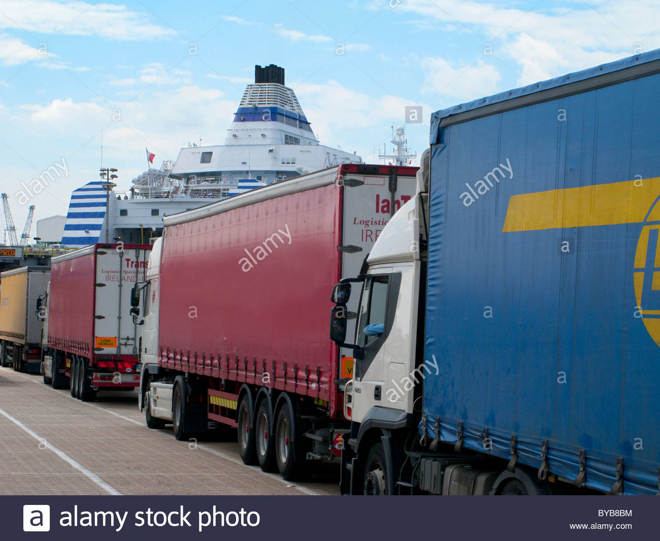 Shipping Port Trucks Stock Photos & Shipping Port Trucks Stock Images ...