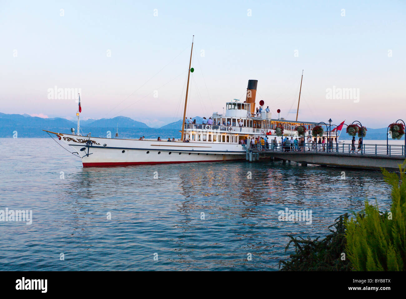 Old paddle steamer jetty hi-res stock photography and images - Alamy