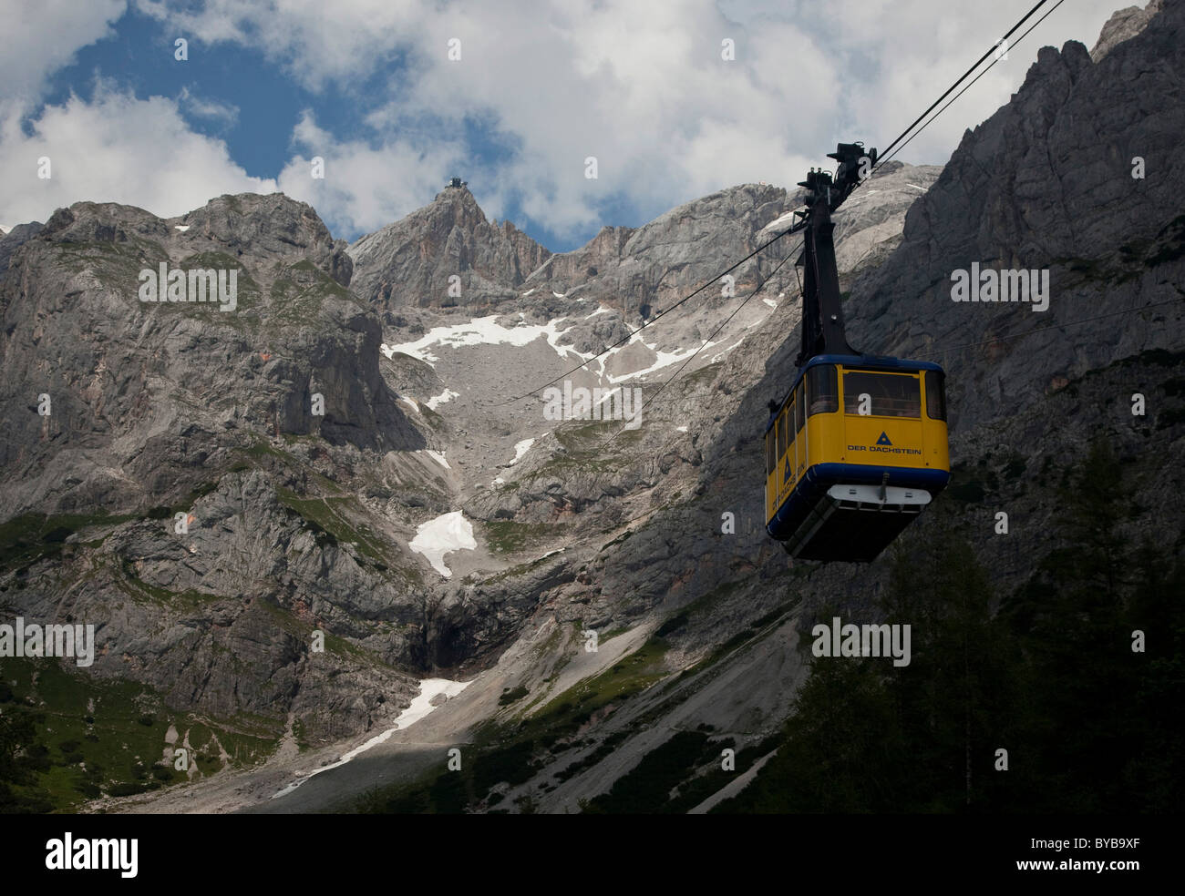Cable car with gondola in the mountains, Dachstein Massif, Styria ...