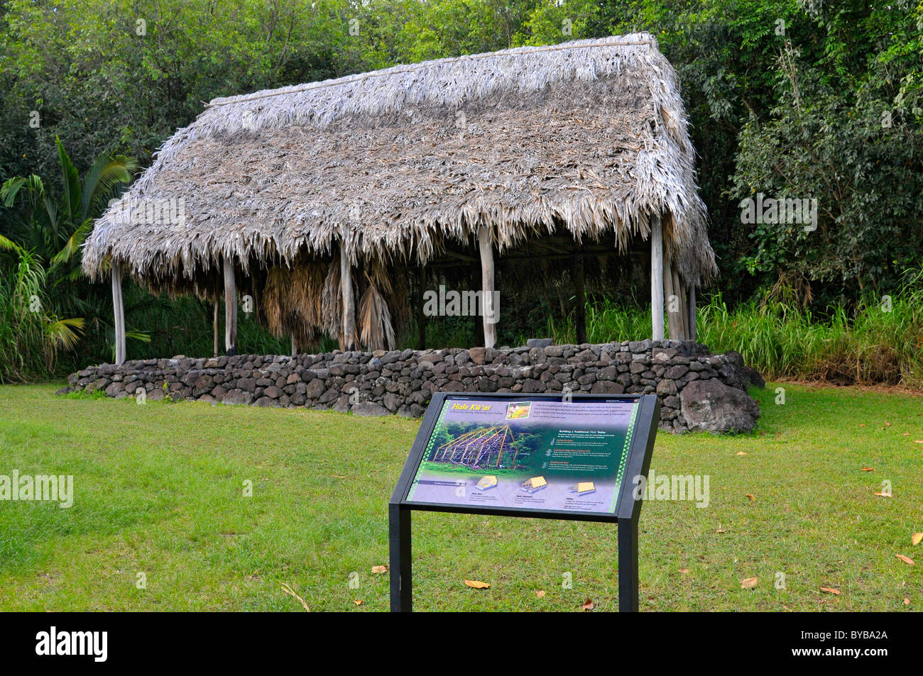 Hale Kuai hut home thatch hawaii maui Stock Photo - Alamy