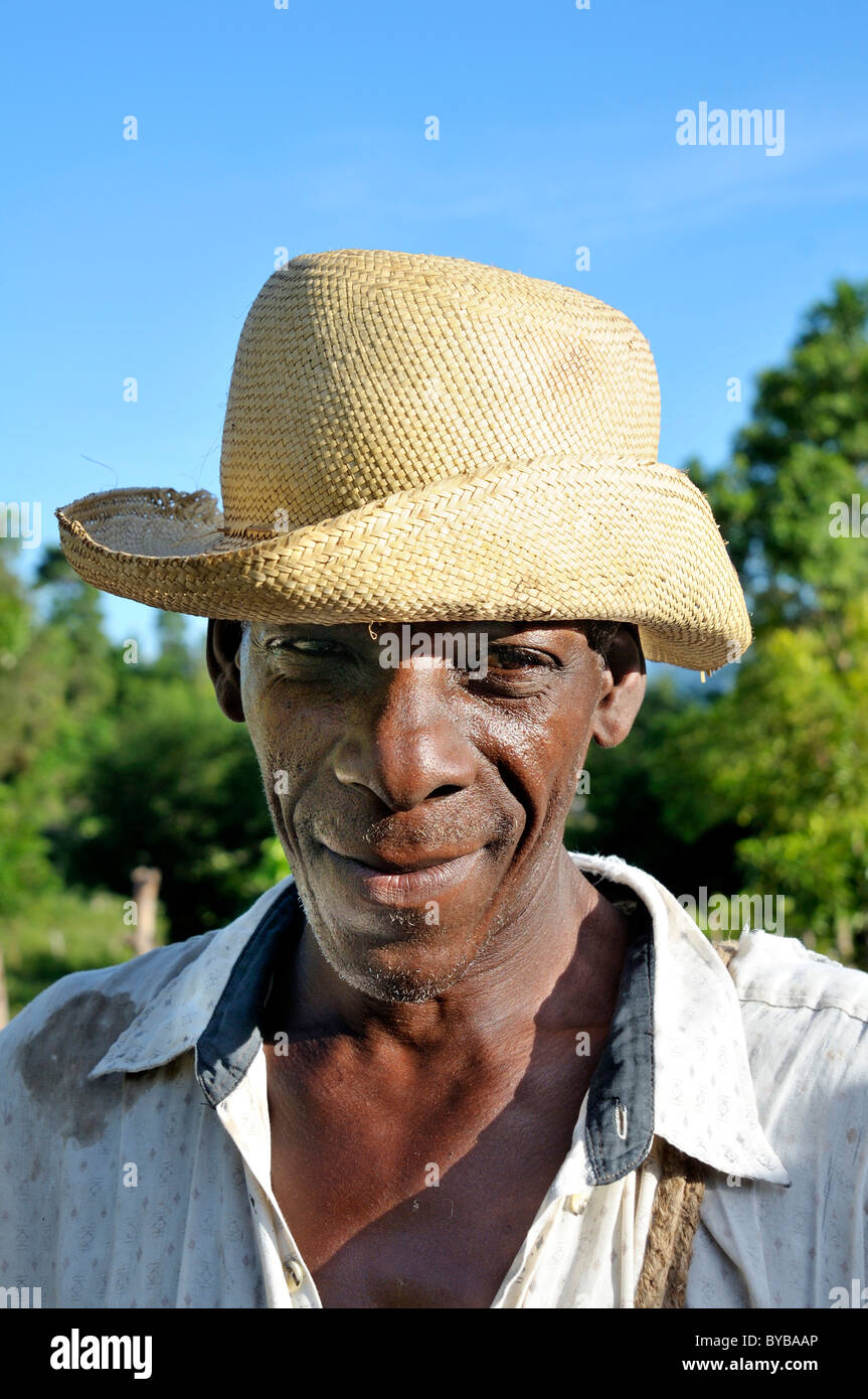 Elderly native american man hat hi-res stock photography and images - Alamy