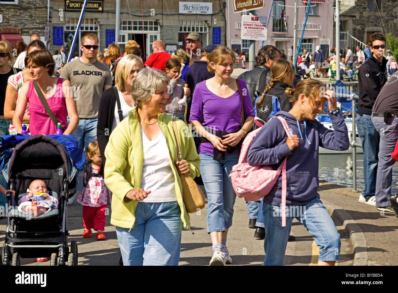 Holidaymakers in Padstow Cornwall Stock Photo - Alamy