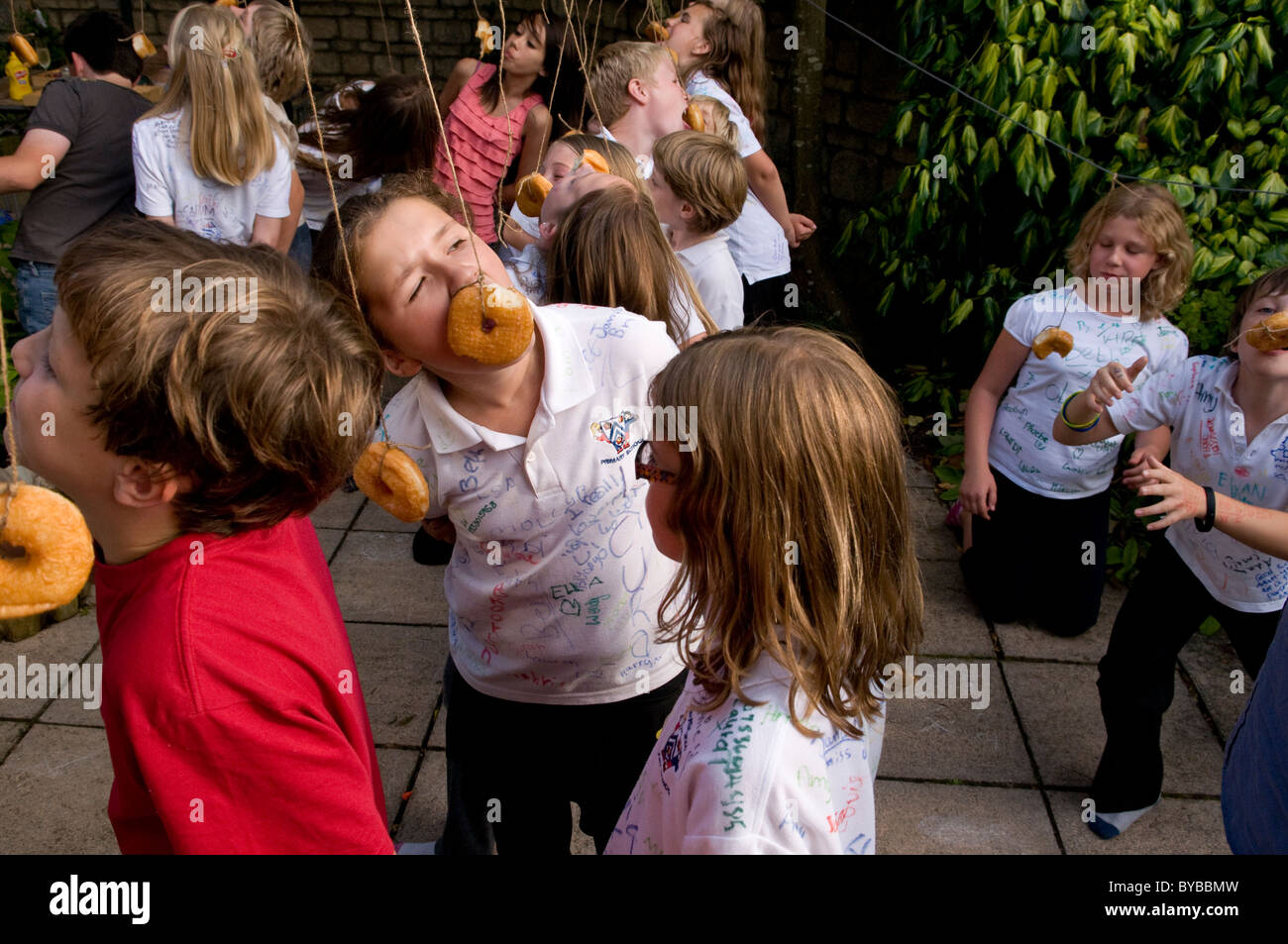 Children eating doughnuts hi-res stock photography and images - Alamy