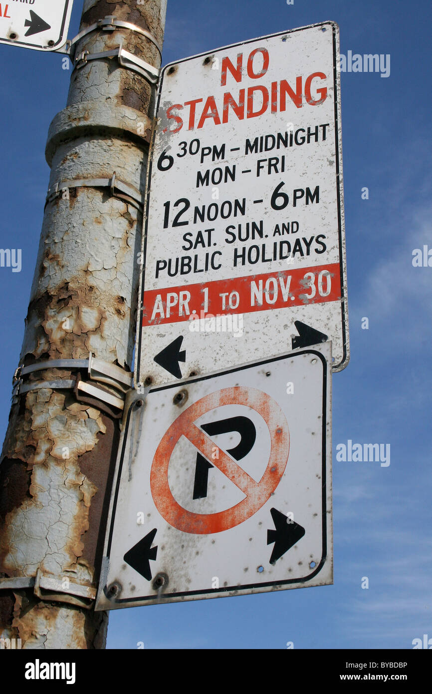 Old rusty parking sign hi-res stock photography and images - Alamy