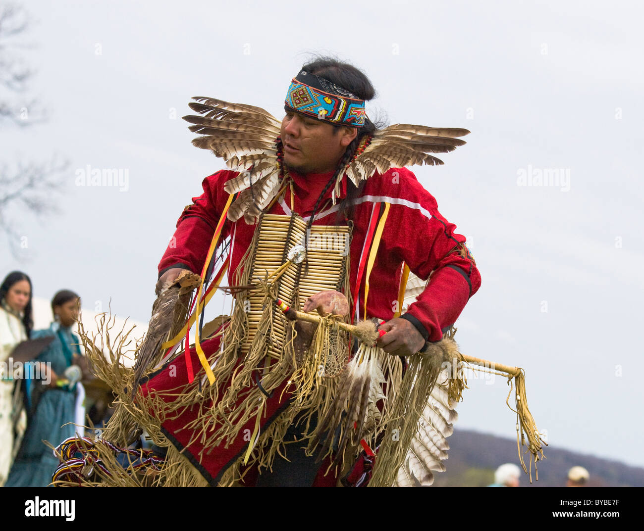 Native american man dancing hi-res stock photography and images - Alamy