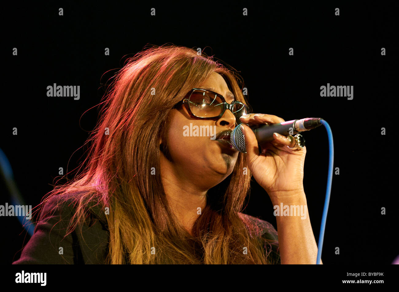 Singer paris e hi-res stock photography and images - Alamy