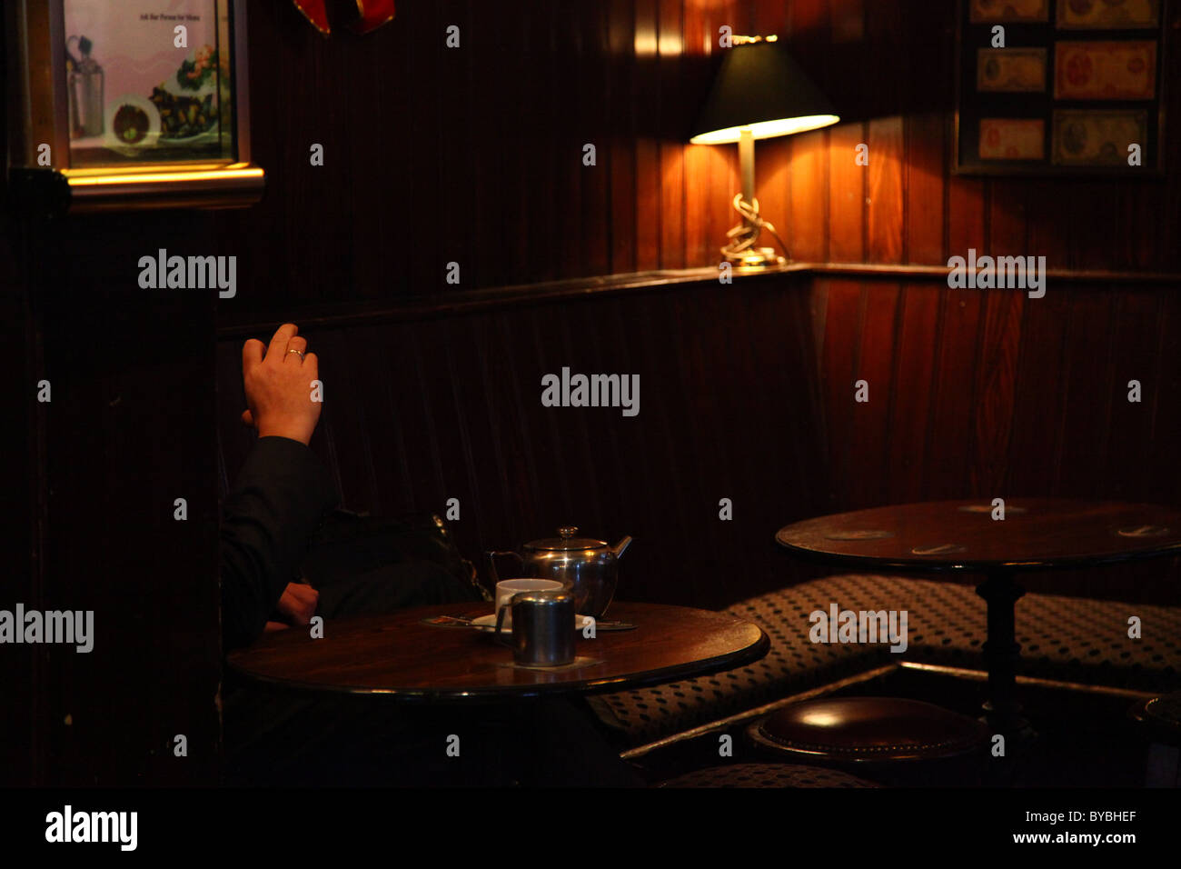 Ireland, Dublin, Irish bar, hand Stock Photo - Alamy