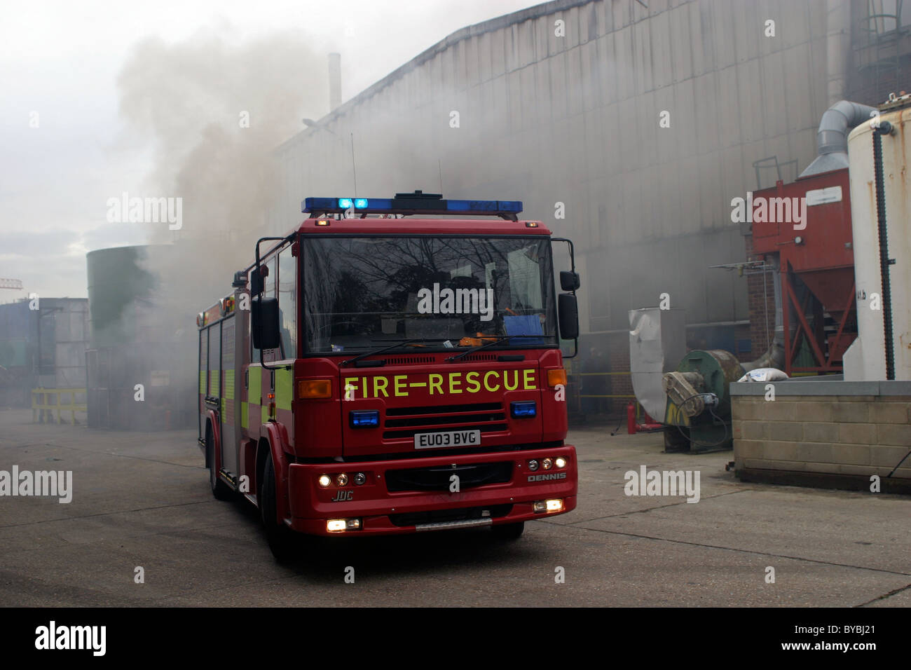 Fire engine arrives at scene of a fire Stock Photo - Alamy