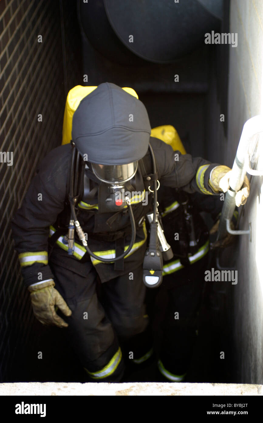 Scba mask hi-res stock photography and images - Alamy