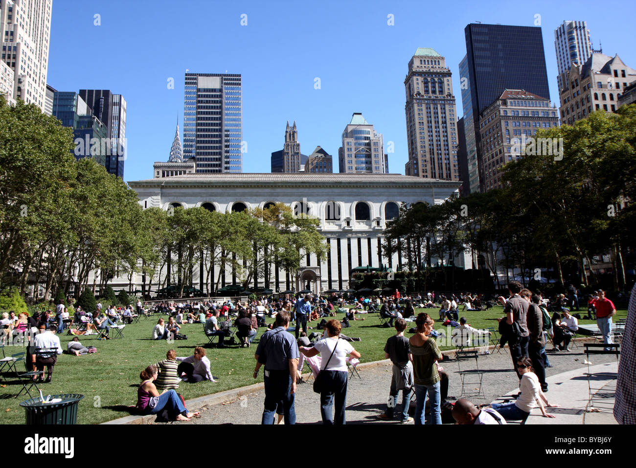 People getting a rest in Bryant park in midtown Manhattan, New York ...