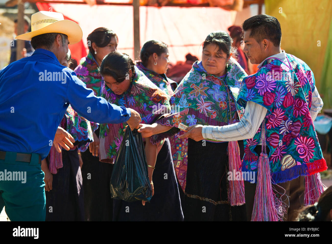 Indigenous people mexico chiapas hi-res stock photography and images ...