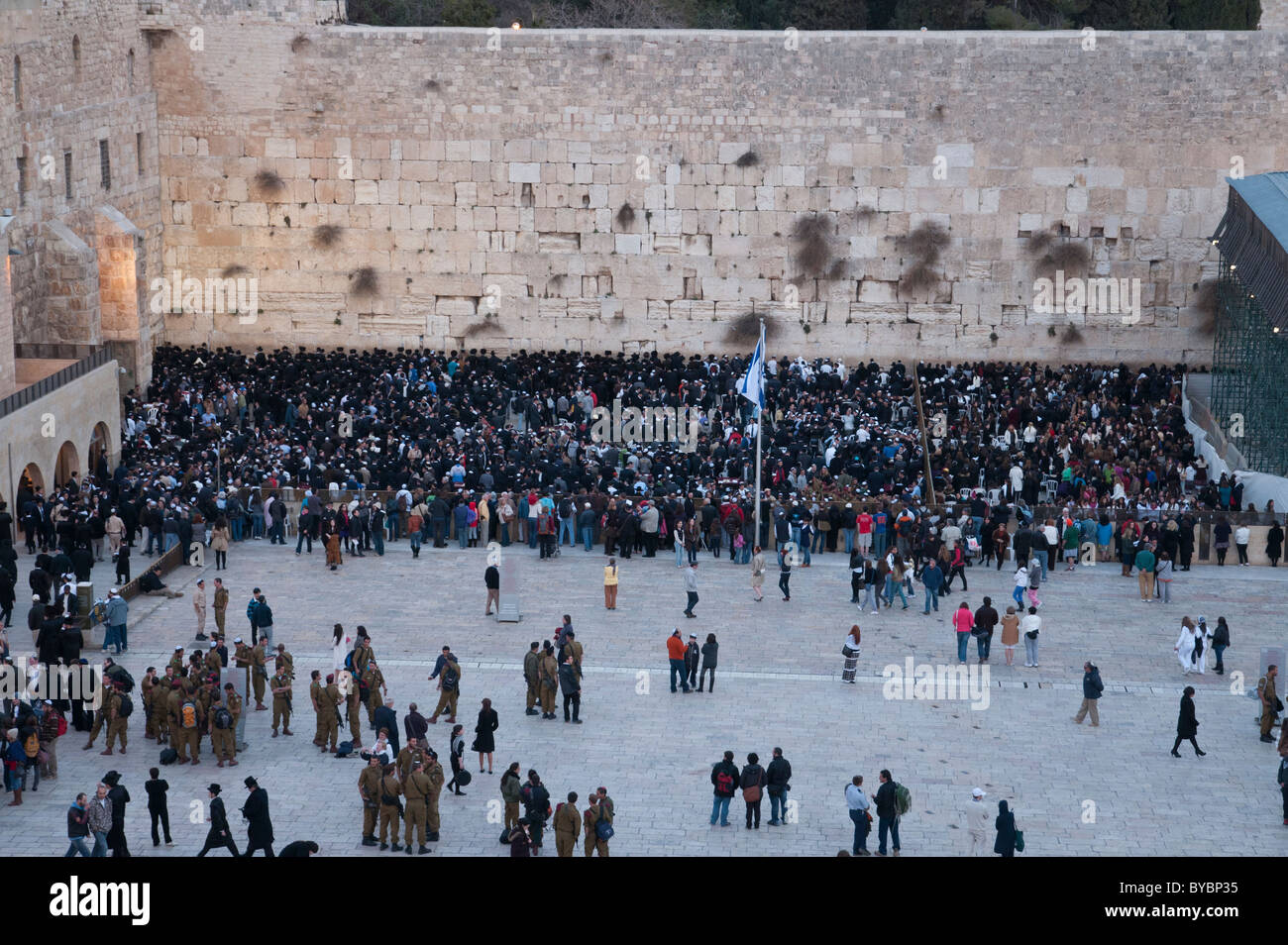 Crowd praying hi-res stock photography and images - Alamy