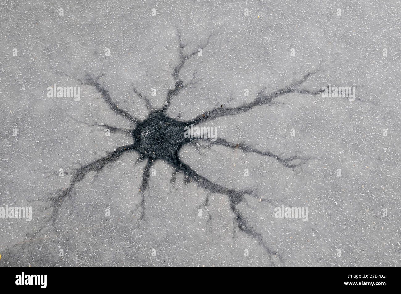 Pond fracture hi-res stock photography and images - Alamy