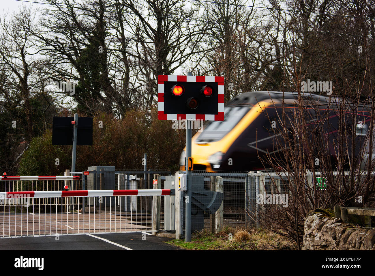 level crossing. fast train. Warning signal Stock Photo - Alamy level crossing. fast train. Warning signal Stock Photo - Alamy