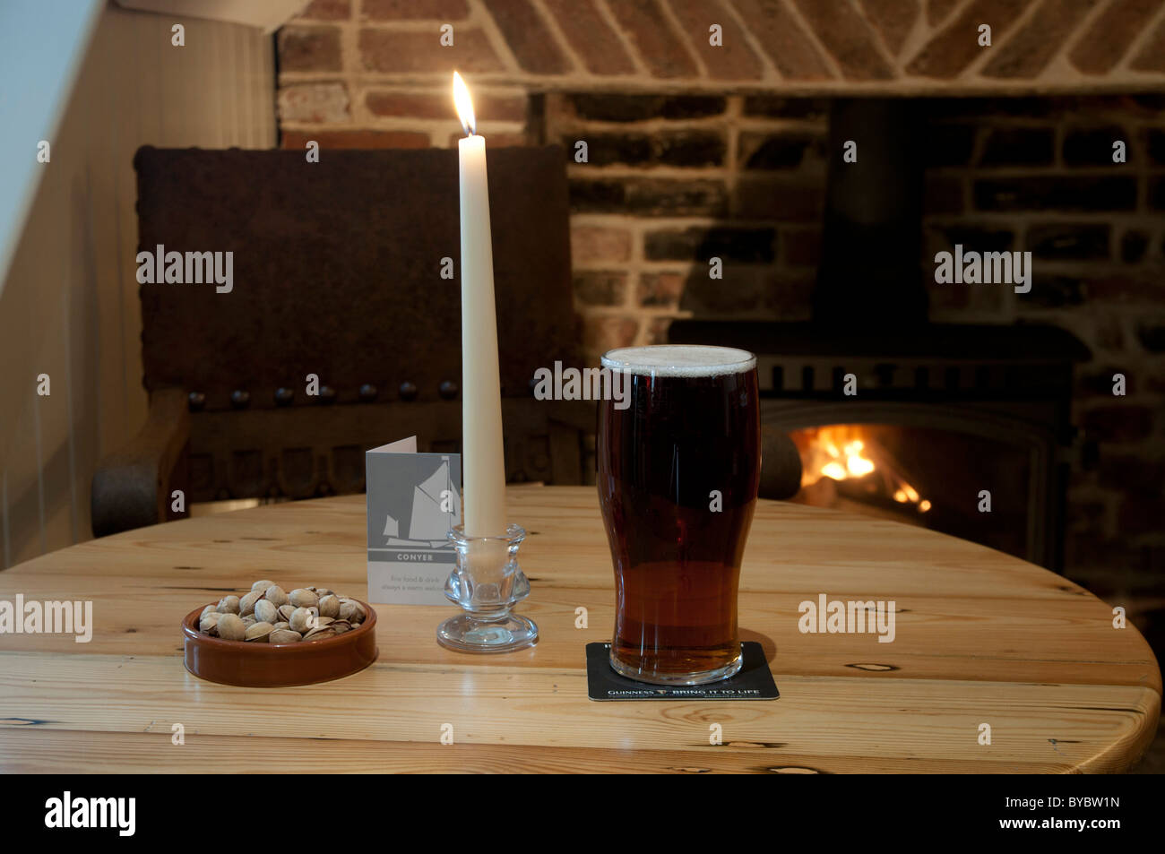 Pub with log fire hi-res stock photography and images - Alamy
