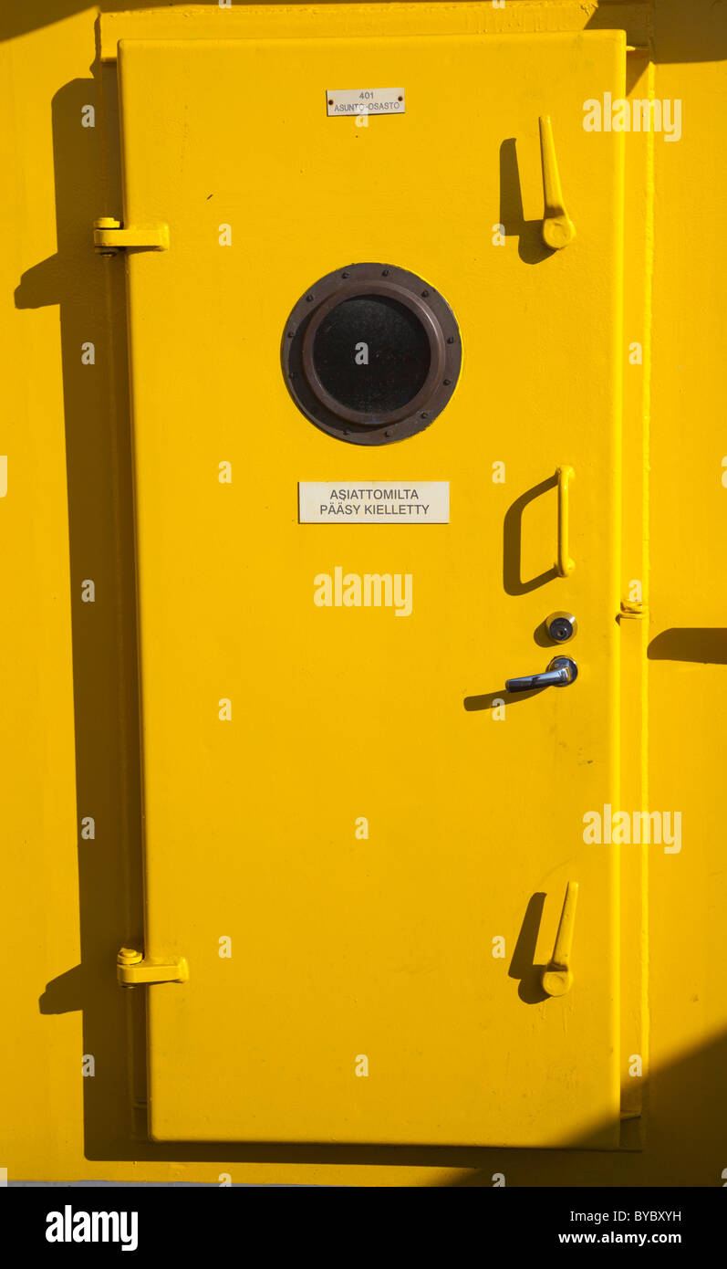 Steel door round window hi-res stock photography and images - Alamy