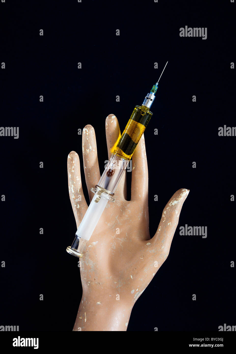 DUMMY HAND WITH HYPODERMIC NEEDLE IN PALM Stock Photo - Alamy