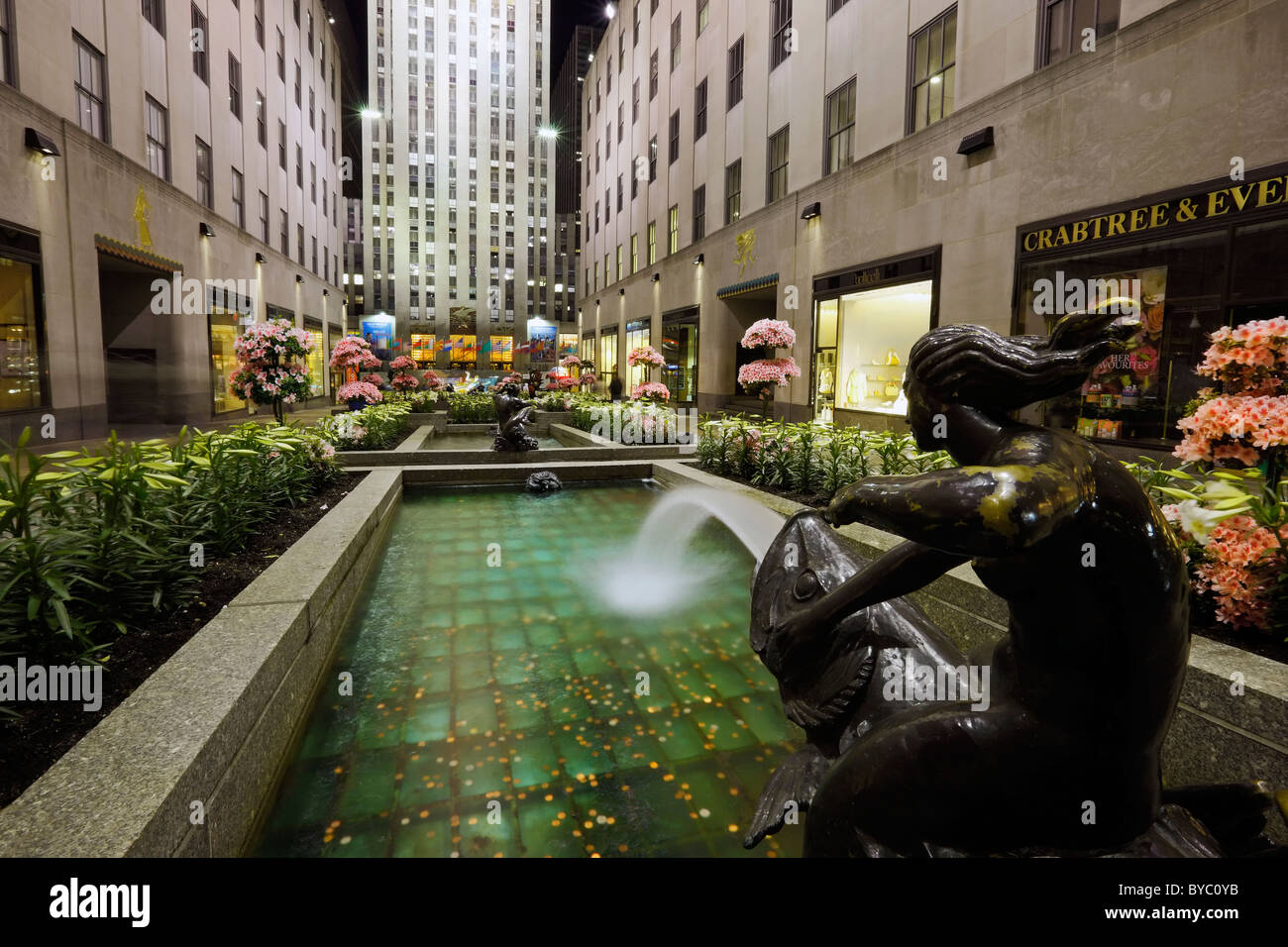 Fountain at the Rockefeller Center, Rockefeller Plaza, New York Stock ...