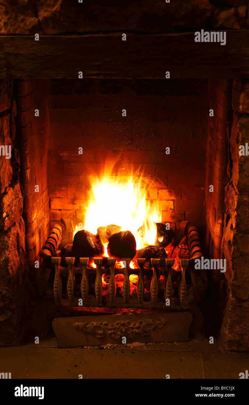 Burning fireplace uk hi-res stock photography and images - Alamy