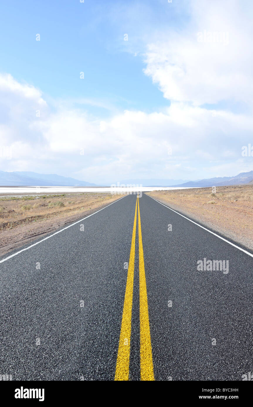 Double yellow divider hi-res stock photography and images - Alamy