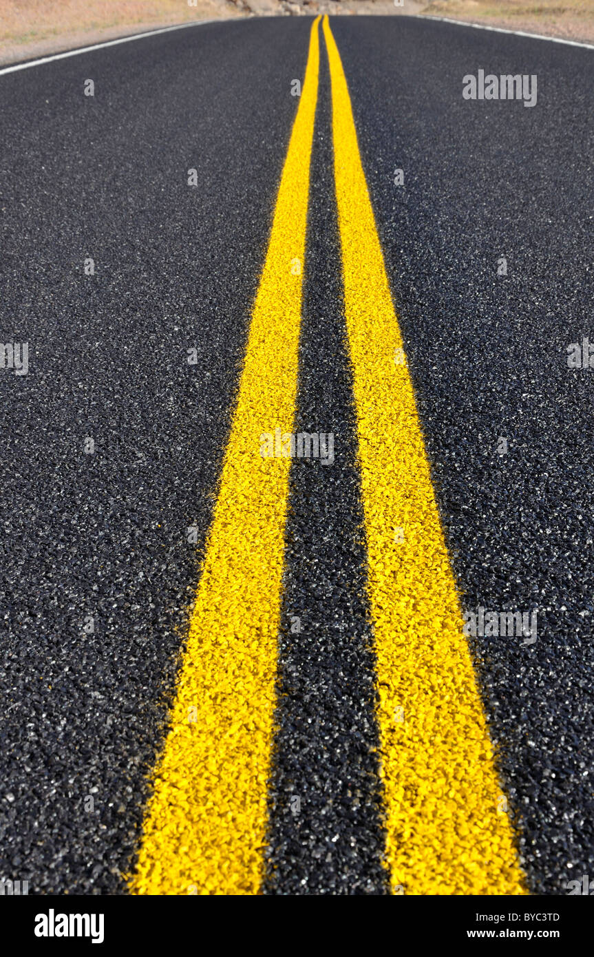 Double yellow divider hi-res stock photography and images - Alamy