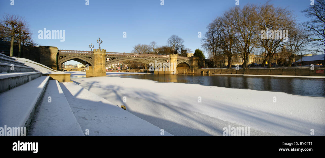 Skeldergate bridge over the frozen River Ouse, York, England, in winter ...