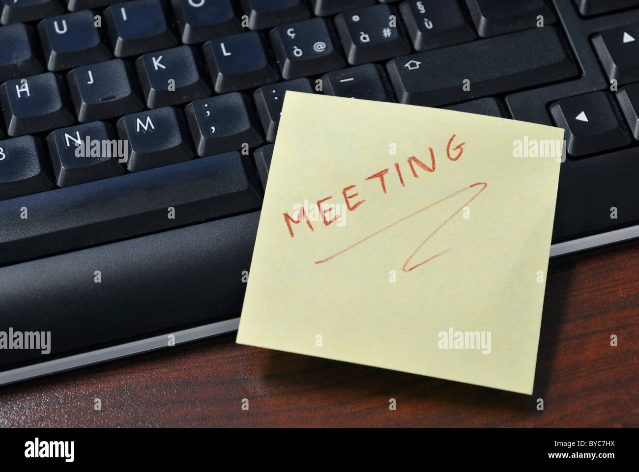 meeting post it on computer keyboard Stock Photo - Alamy