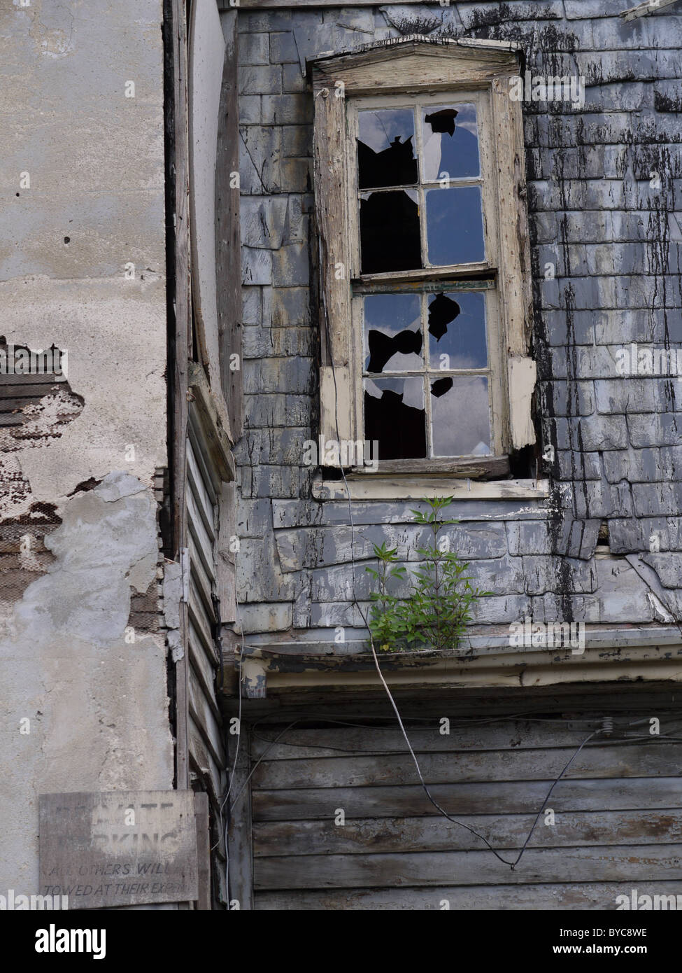 Broken window hi-res stock photography and images - Alamy